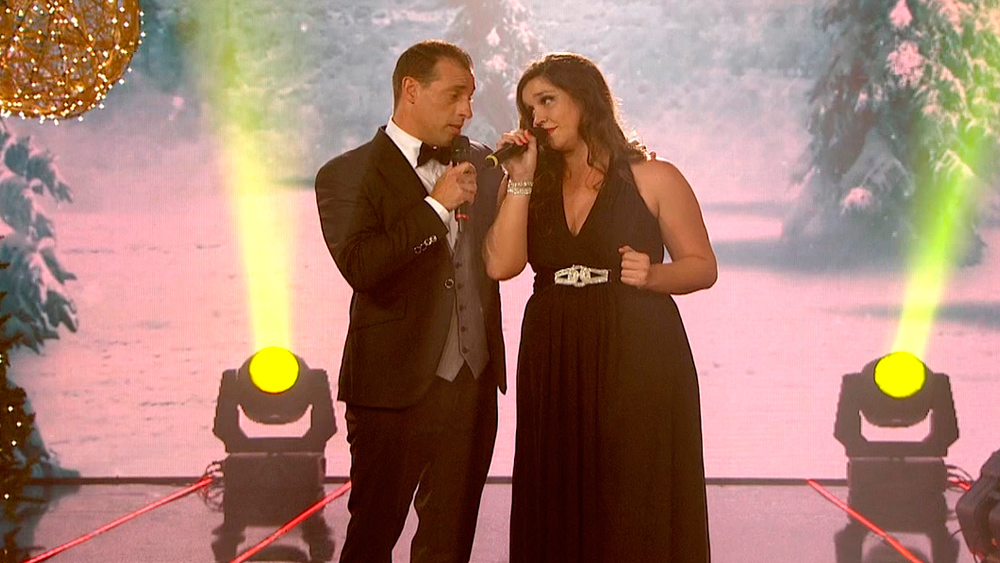 Maxi de la Cruz y Victoria Ripa interpretan "White Christmas ...