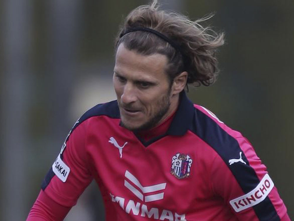 Triplete de Forlán con el Cerezo Osaka - Teledoce.com
