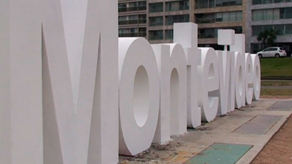Peñarol pintó de blanco las letras del cartel de Montevideo - Teledoce.com