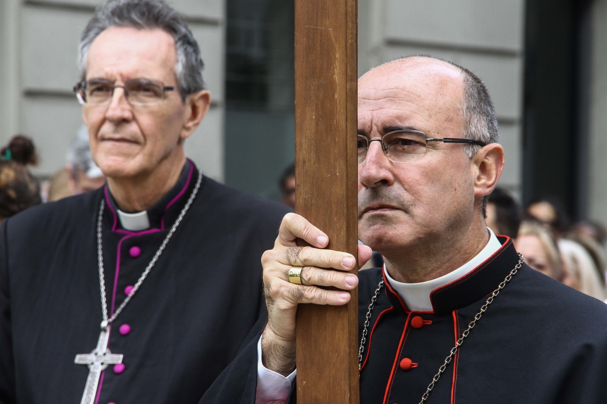 Católicos y anglicanos realizaron juntos el "Vía Crucis" - Teledoce.com