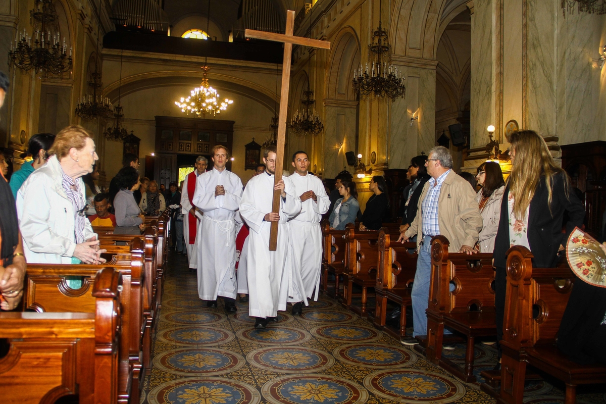 Católicos y anglicanos realizaron juntos el "Vía Crucis" - Teledoce.com