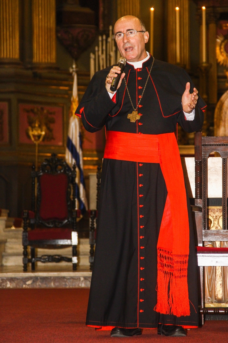 Católicos y anglicanos realizaron juntos el "Vía Crucis" - Teledoce.com