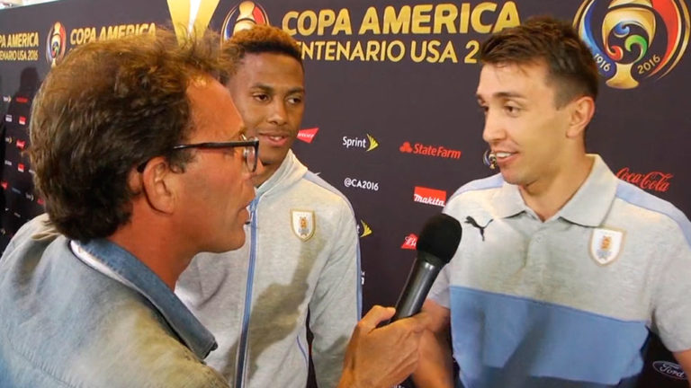 Los jugadores charlaron con Rafa después del partido con Jamaica ...