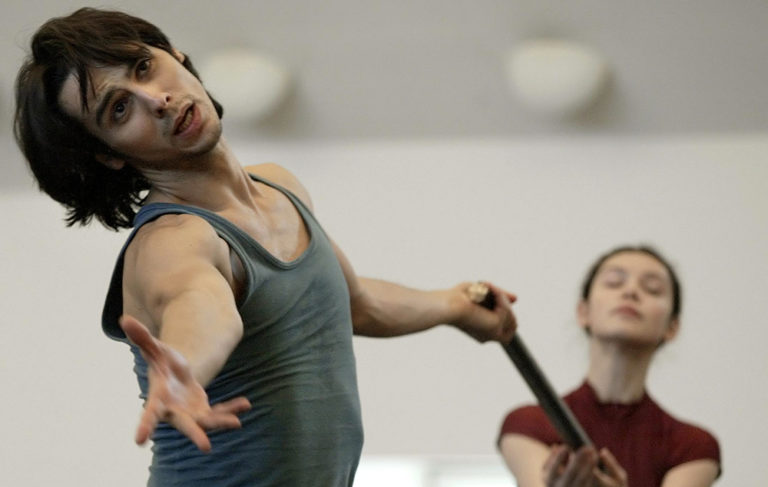 El bailarín español Igor Yebra de 43 años asumió como nuevo director ...