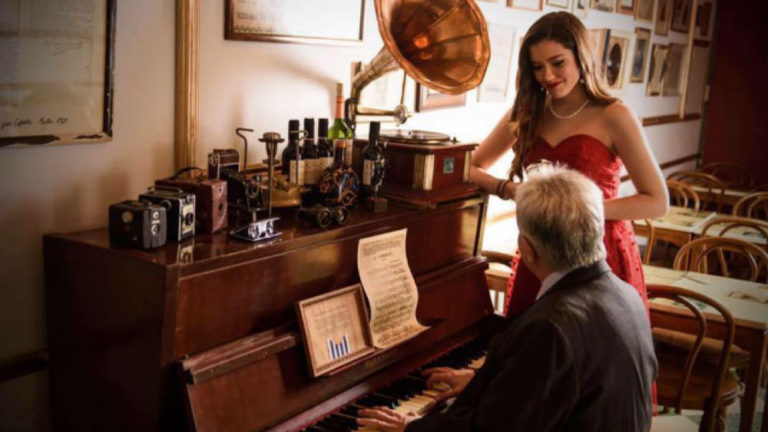 Camila D'Angelo presenta "De otros tiempos" junto a Julio Frade ...