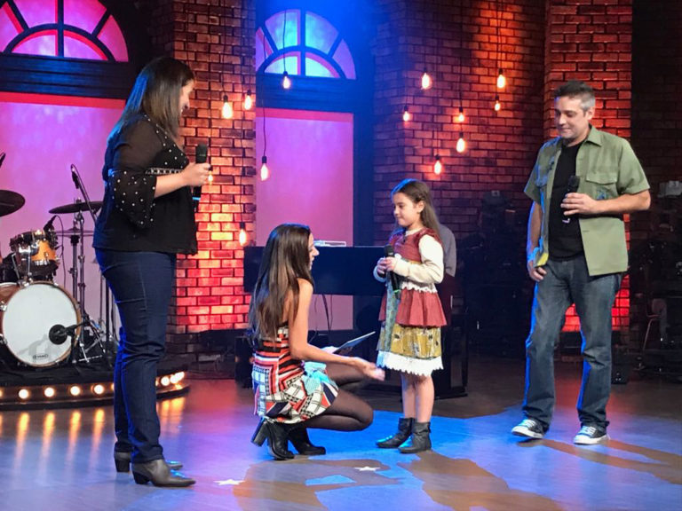 Martina Perrone y su mamá Lorena cantaron "Algún lugar encontraré ...