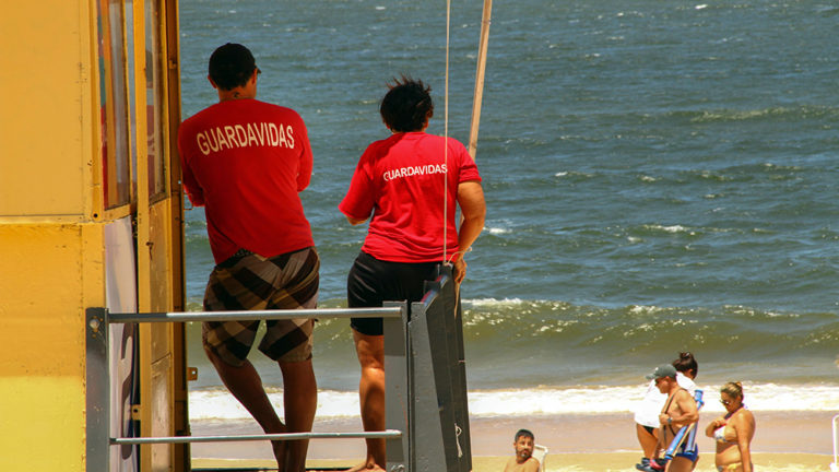Guardavidas alertan por peligros en el mar y piden que estén atentos a ...