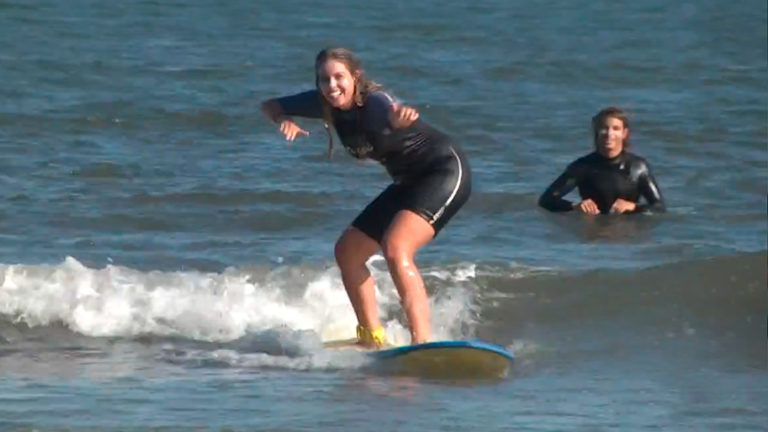 Cami Rajchman aprendió a surfear con Julián Schweizer, un uruguayo que ...