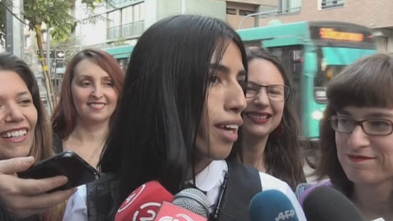 Tras una larga polémica una joven trans pudo comenzar esta semana sus ...