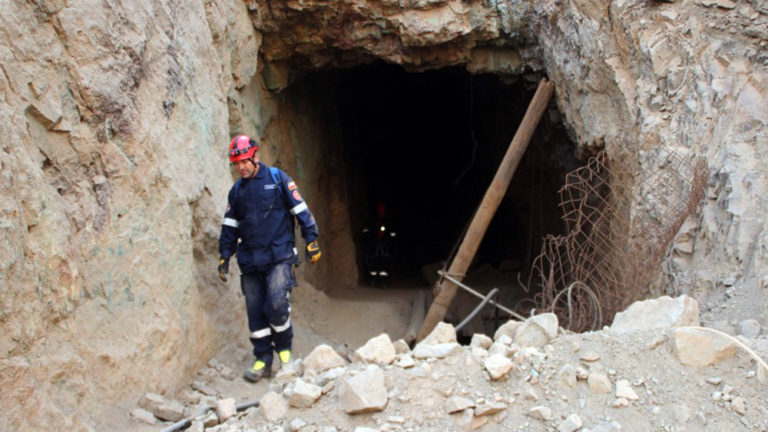 Después de más de 30 horas de tareas de rescate fue hallado con vida uno de los tres mineros ...