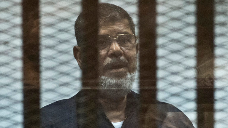 El expresidente egipcio Mohamed Mursi murió mientras declaraba ante la ...