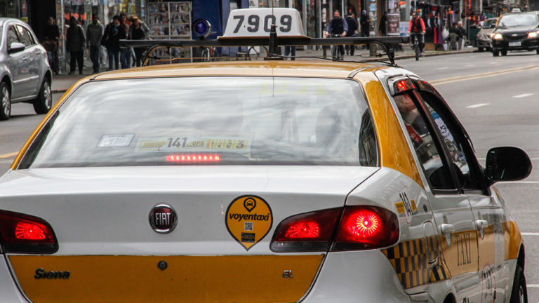 El 80 % de los taxis de Montevideo ya tiene POS para pagar el viaje con ...