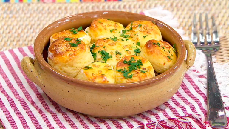 Cazuela de carne con scones de papa - Teledoce.com