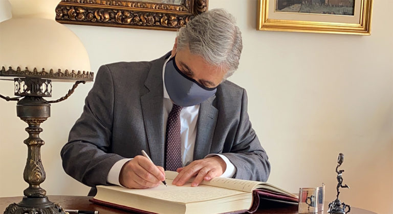 Francisco Bustillo ya firmó como nuevo canciller de la República y en ...