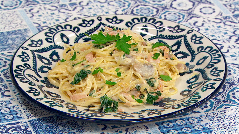 Spaghetti con crema de jamón, espinaca y hongos - Teledoce.com