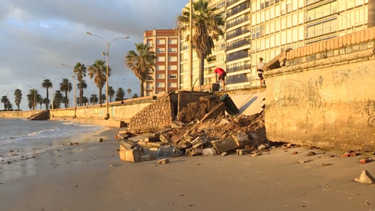 El fuerte oleaje en la playa Pocitos rompió un tramo del muro de la ...