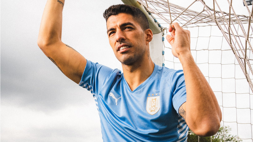 Luis Suárez mostró las nuevas camisetas de Uruguay - Teledoce.com