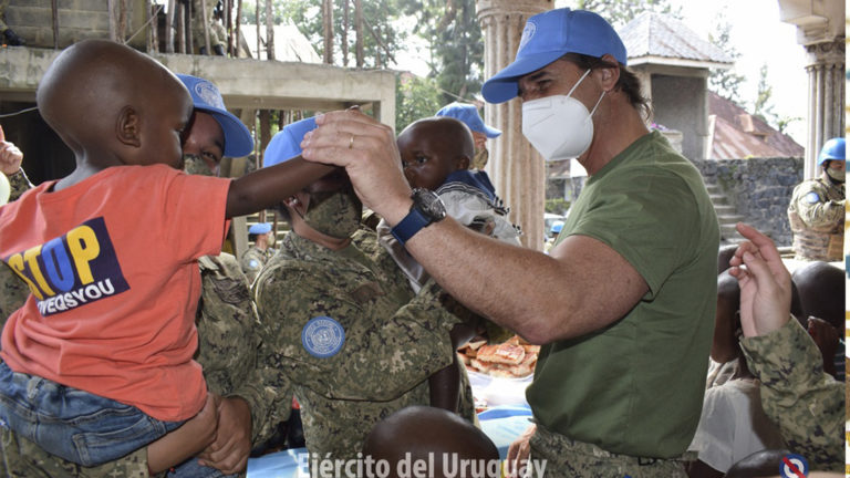 Lacalle Pou pasó Navidad con soldados uruguayos en el Congo - Teledoce.com