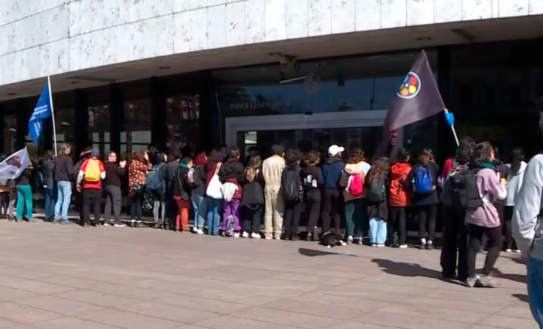 Movilización de FEUU e Intergremial rodeó anexo del Legislativo en ...