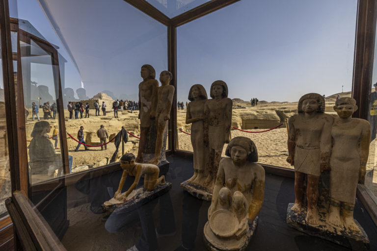 Descubrieron en Egipto cuatro tumbas de faraones y de una momia de más ...