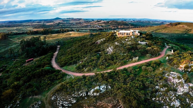 Una historia de cerro y esculturas - Teledoce.com