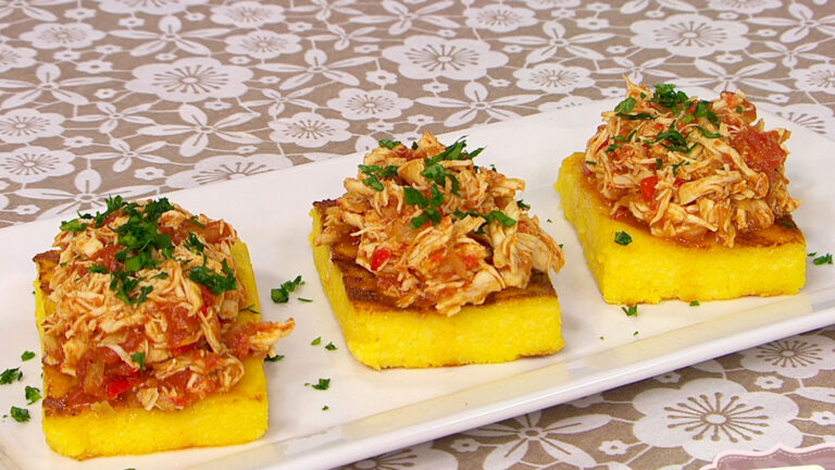 Tostón de polenta con pollo estofado - Teledoce.com