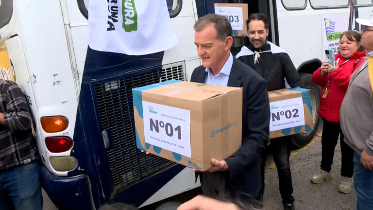 Cabildo presentó firmas para plebiscito sobre "deuda justa": "Puede ...