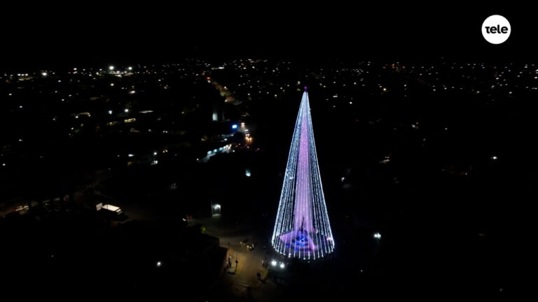 Video: con más de 20.000 luces, el obelisco de Treinta y Tres volvió a ...