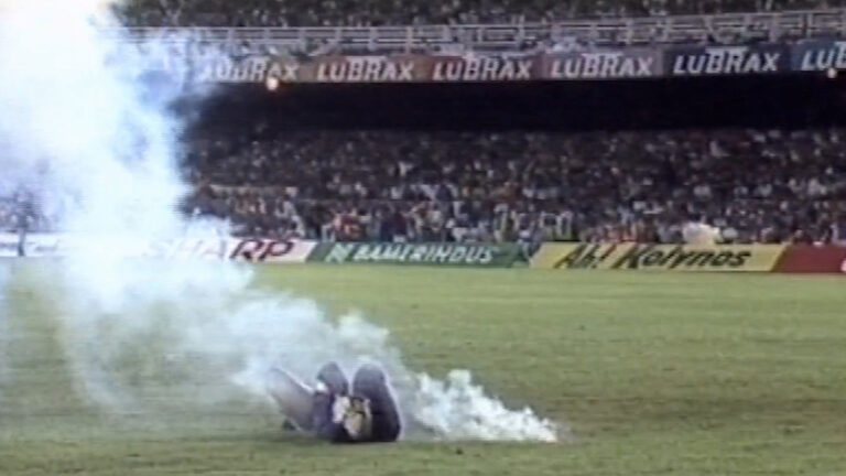 Roberto Rojas y el polémico incidente con la bengala - Teledoce.com